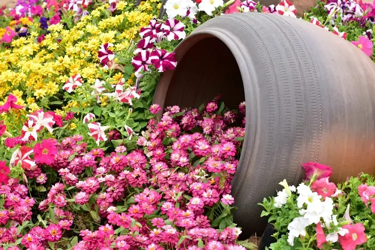 Garden Decoration with Recycled Objects: 13 Ideas to Refresh Your ...